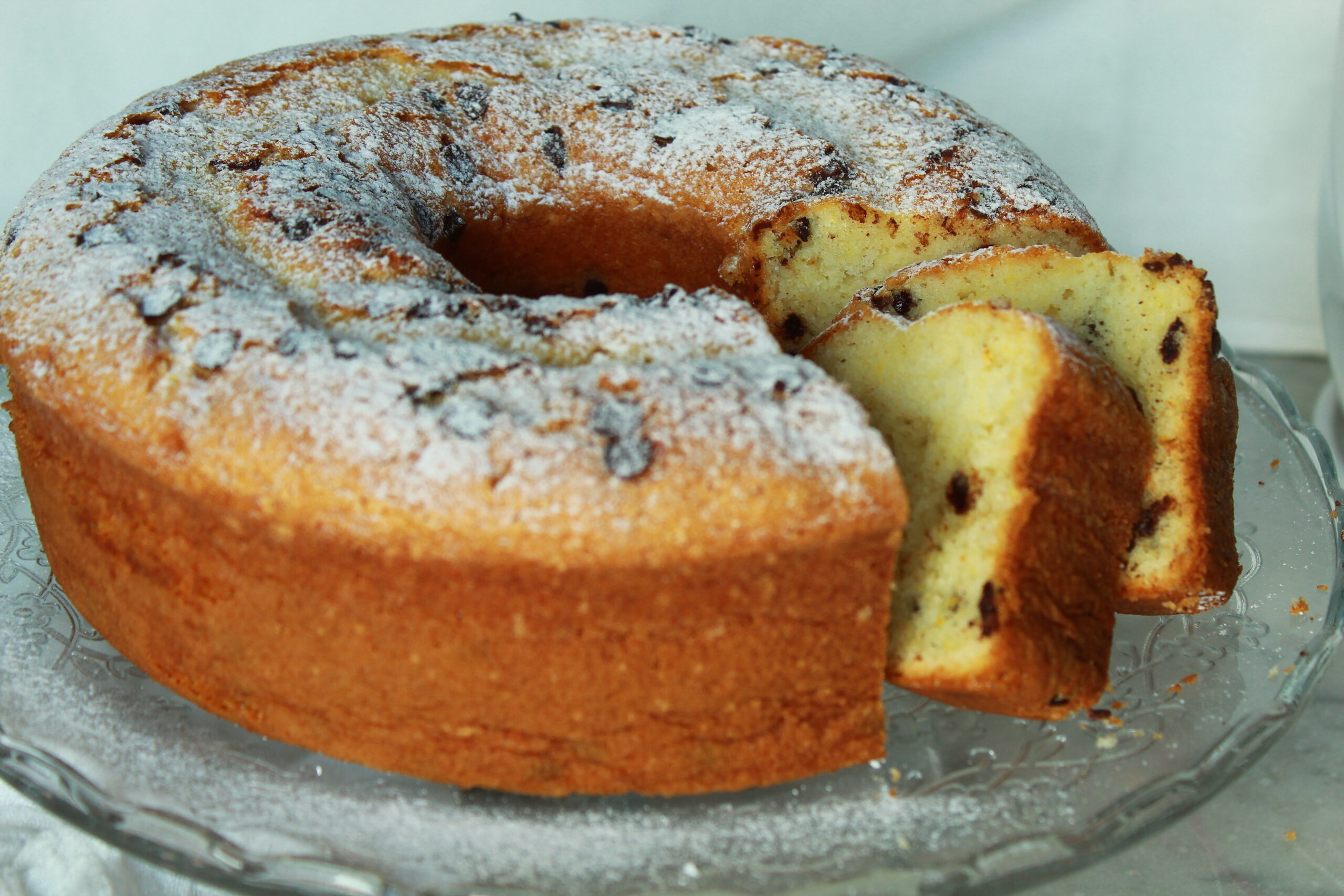 Ciambellone soffice con yogurt e gocce di cioccolato - Mangioridoamo